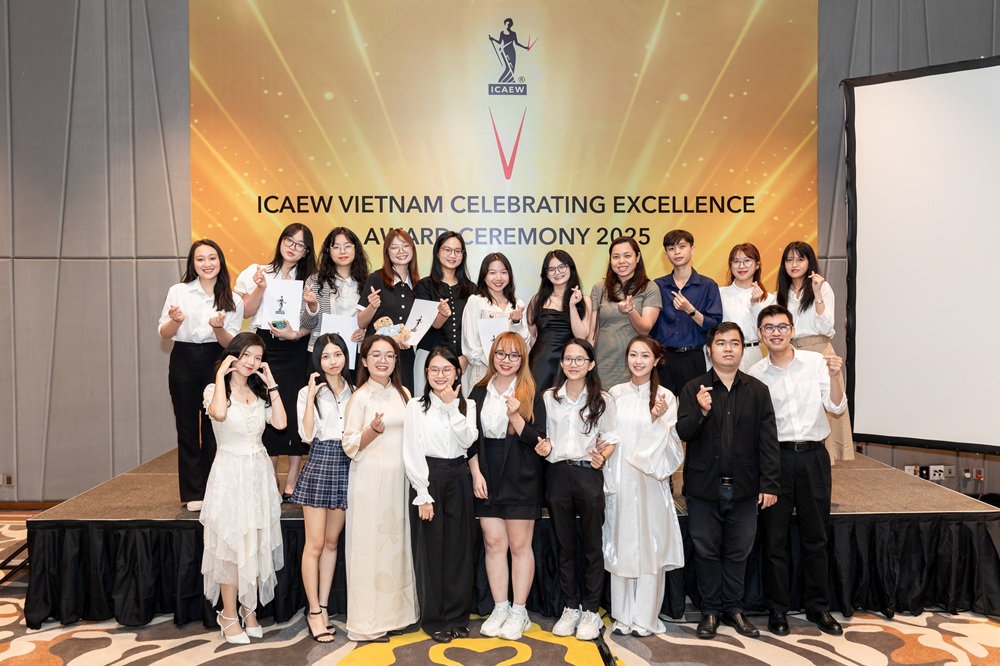 ICAEW Awards International CFAB Certificates to 25 Outstanding Ton Duc ...